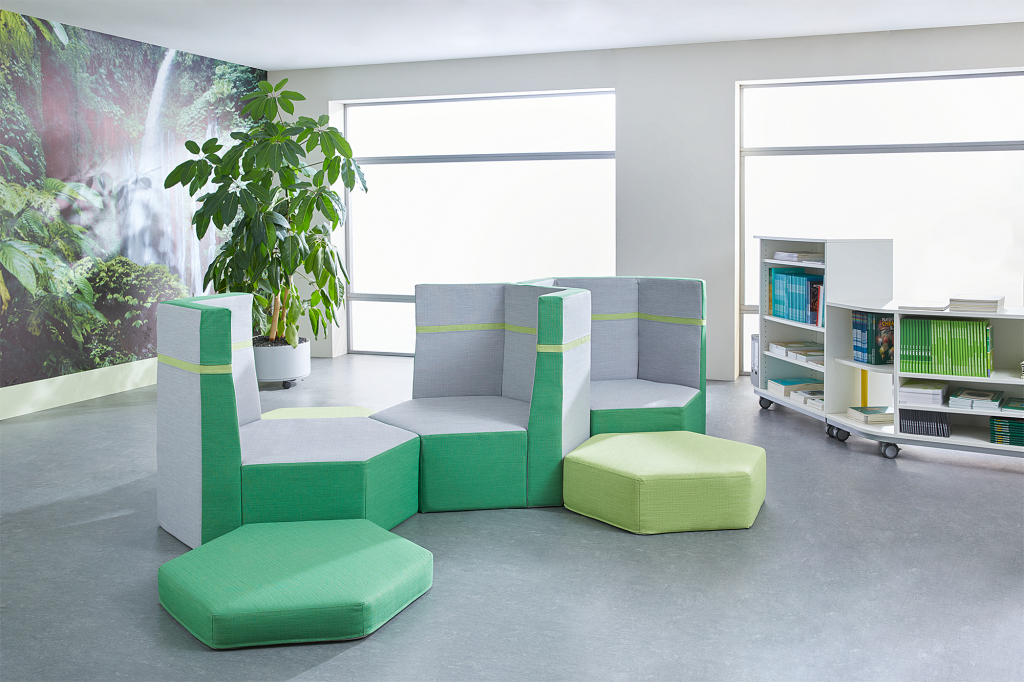 Inrichting met Grow.Upp Podium Zeshoek met rugleuning - Plutar